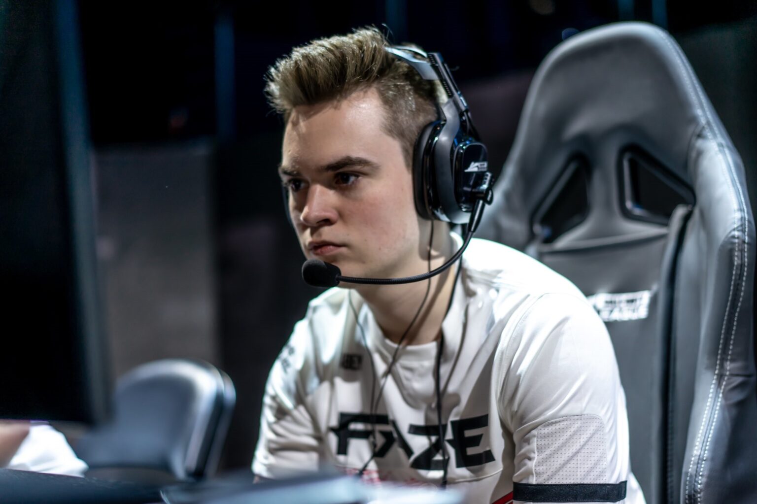 COD海外プロFaze aBeZyのMW2最新感度や設定・使用デバイスを紹介！ | 宅スポPC